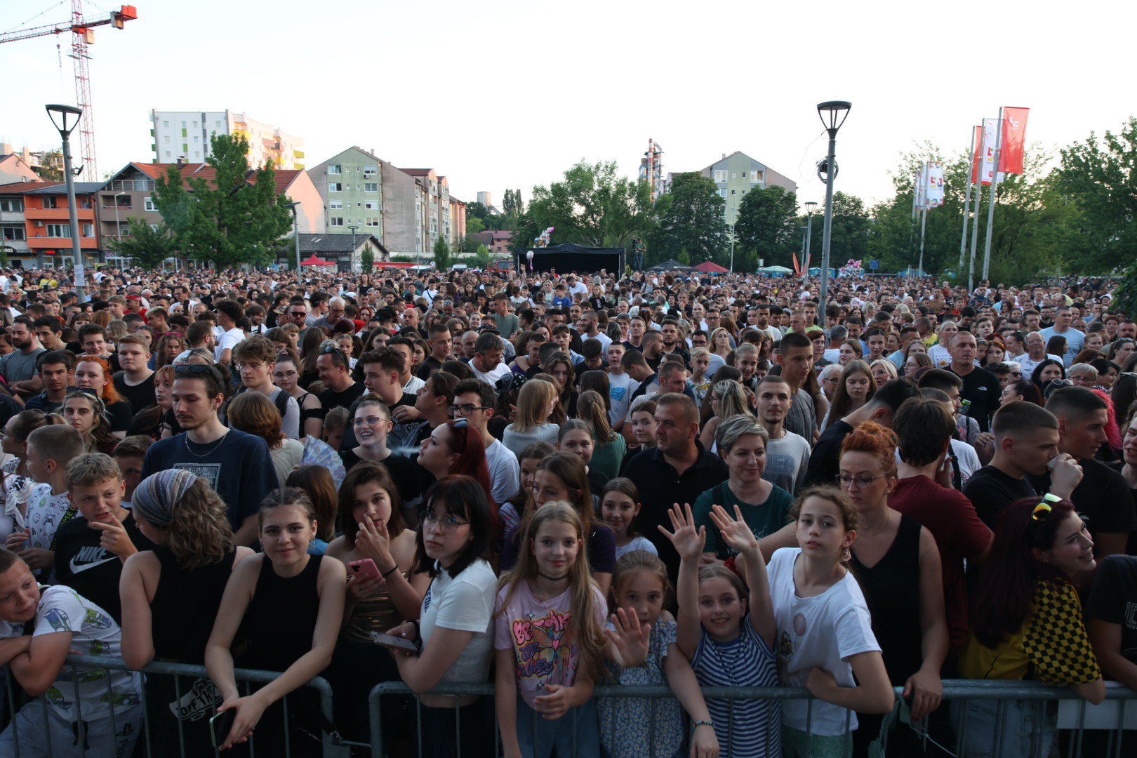 KONCERT ZA PAMĆENJE Divanhana i Dubioza kolektiv priredili SPEKTAKL u ...