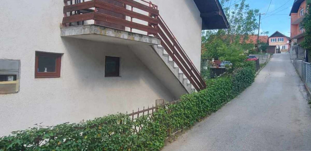 Muškarca izboli i pregazili autom u naselju Boljakov potok