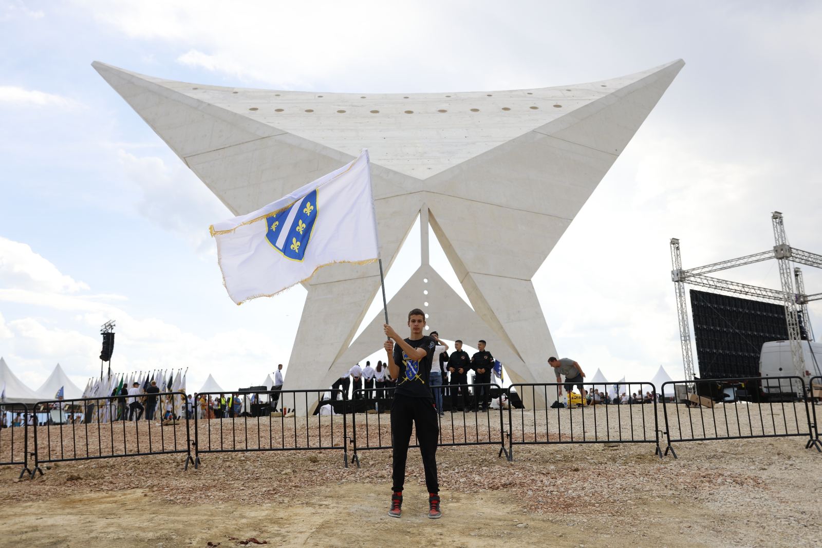 Bosnainfo zabilježila: Pogledajte kako izgleda spomenik "Krila slobode ...
