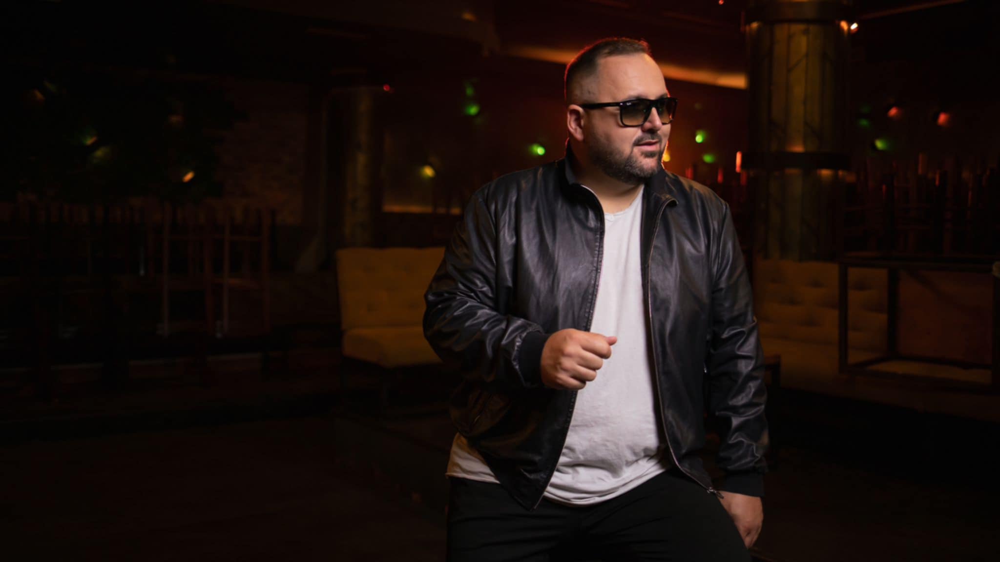 Mišo Banjac predstavlja pjesmu "Drugovi i kumovi"