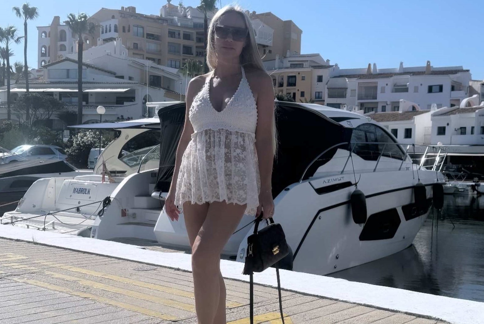 Selma Bajrami odmarala u Marbelji, plijenila zmijskim tijelom