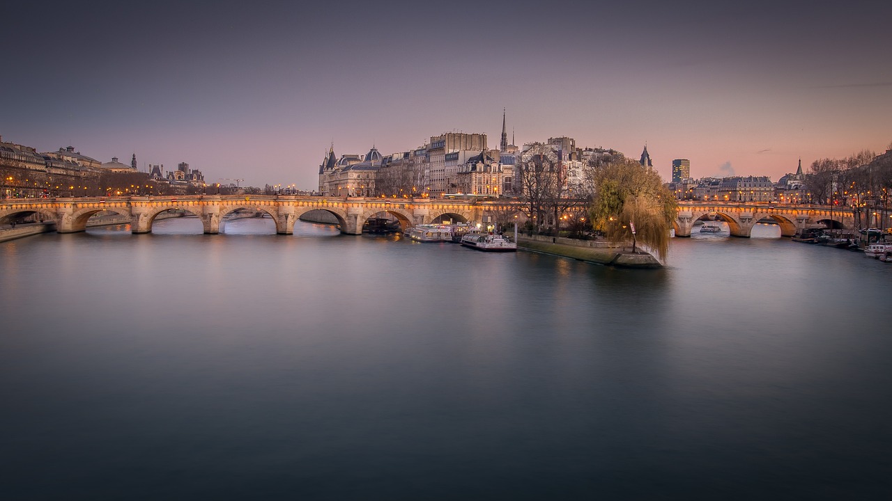 Čuveni most Pont d'Iena u Parizu zatvoren za saobraćaj