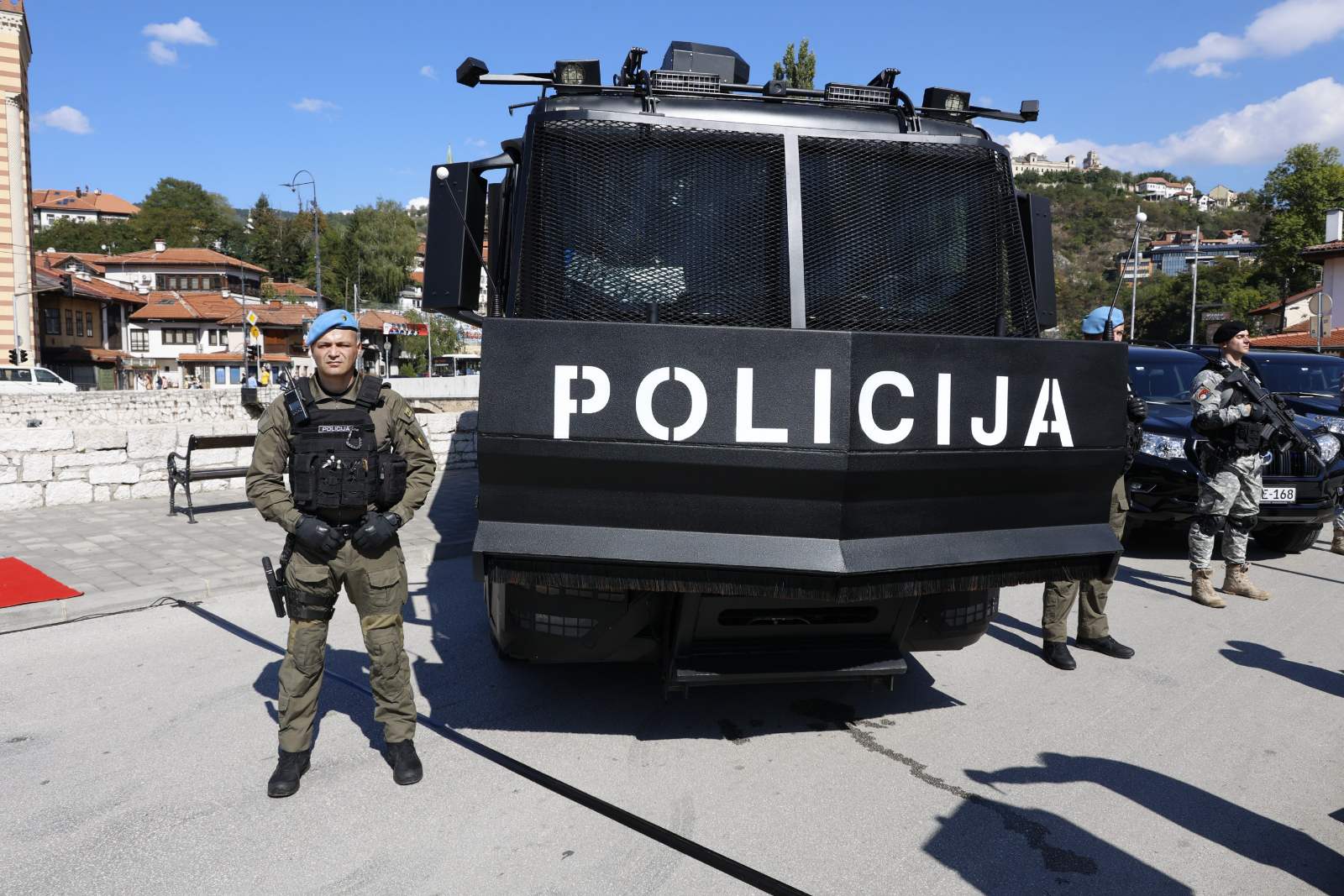 MUP KS predstavio nova oklopna vozila: Pogledajte kako izgledaju i koje ...