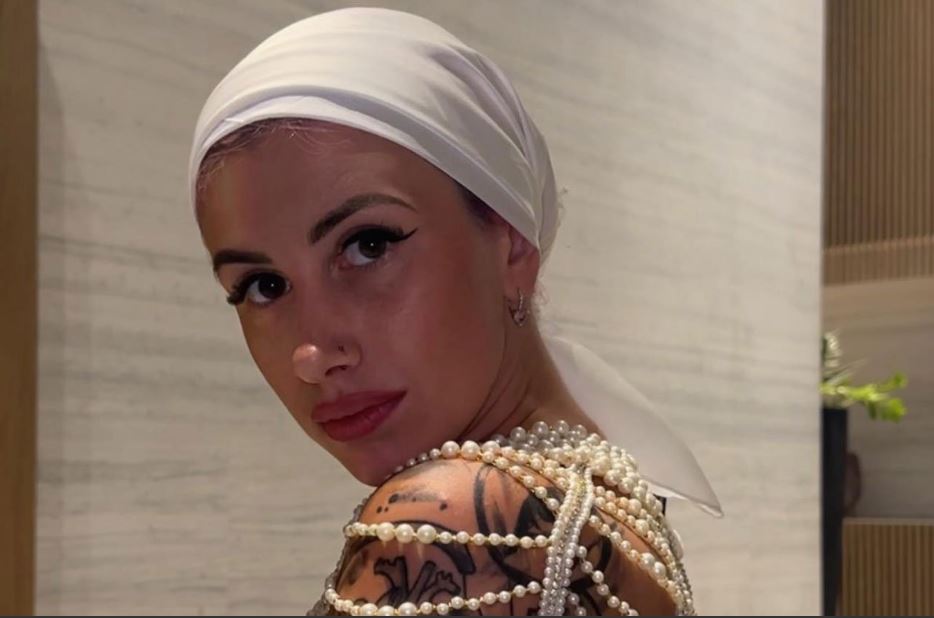 Stela Rade usred Dubaija na harmonici odsvirala sevdalinku