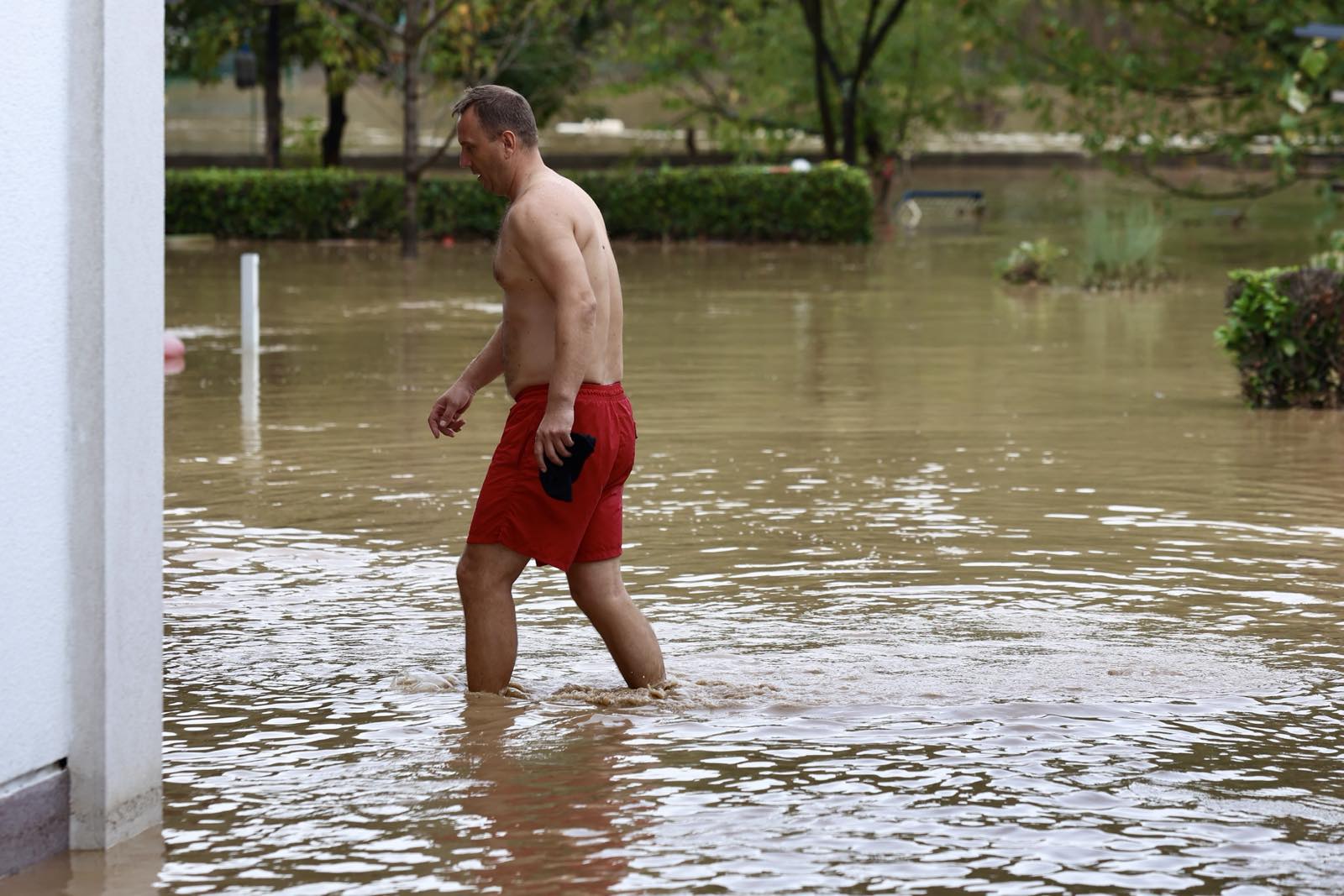 Bosnainfo iz Kiseljaka: Mještani se bore s poplavama dok izbacuju vodu ...