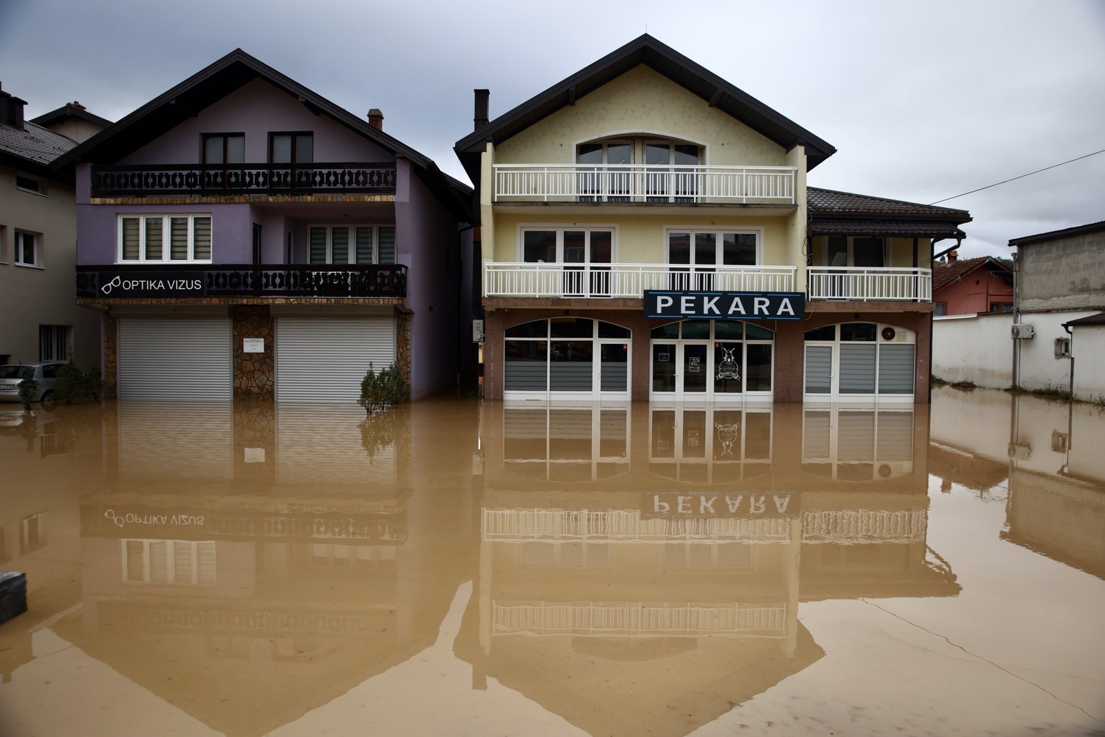 Bosnainfo iz Kiseljaka: Mještani se bore s poplavama dok izbacuju vodu ...