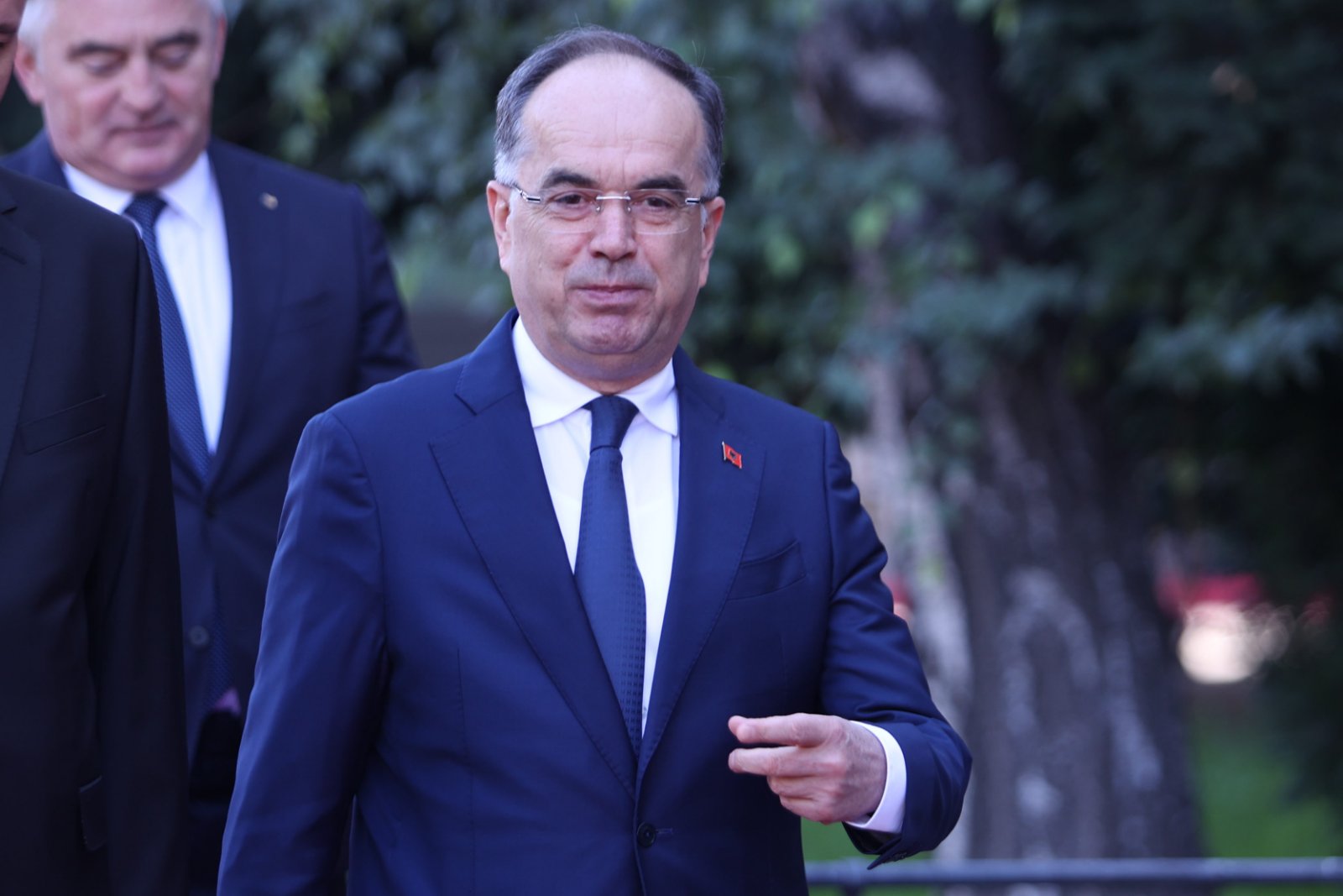 Albanski predsjednik doputovao u BiH, svečano dočekan ispred zgrade ...