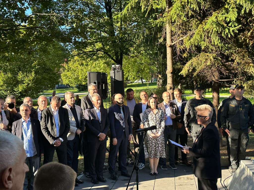 Isak na otkrivanju spomenika pripadnicima specijalne jedinice MUP-a ...