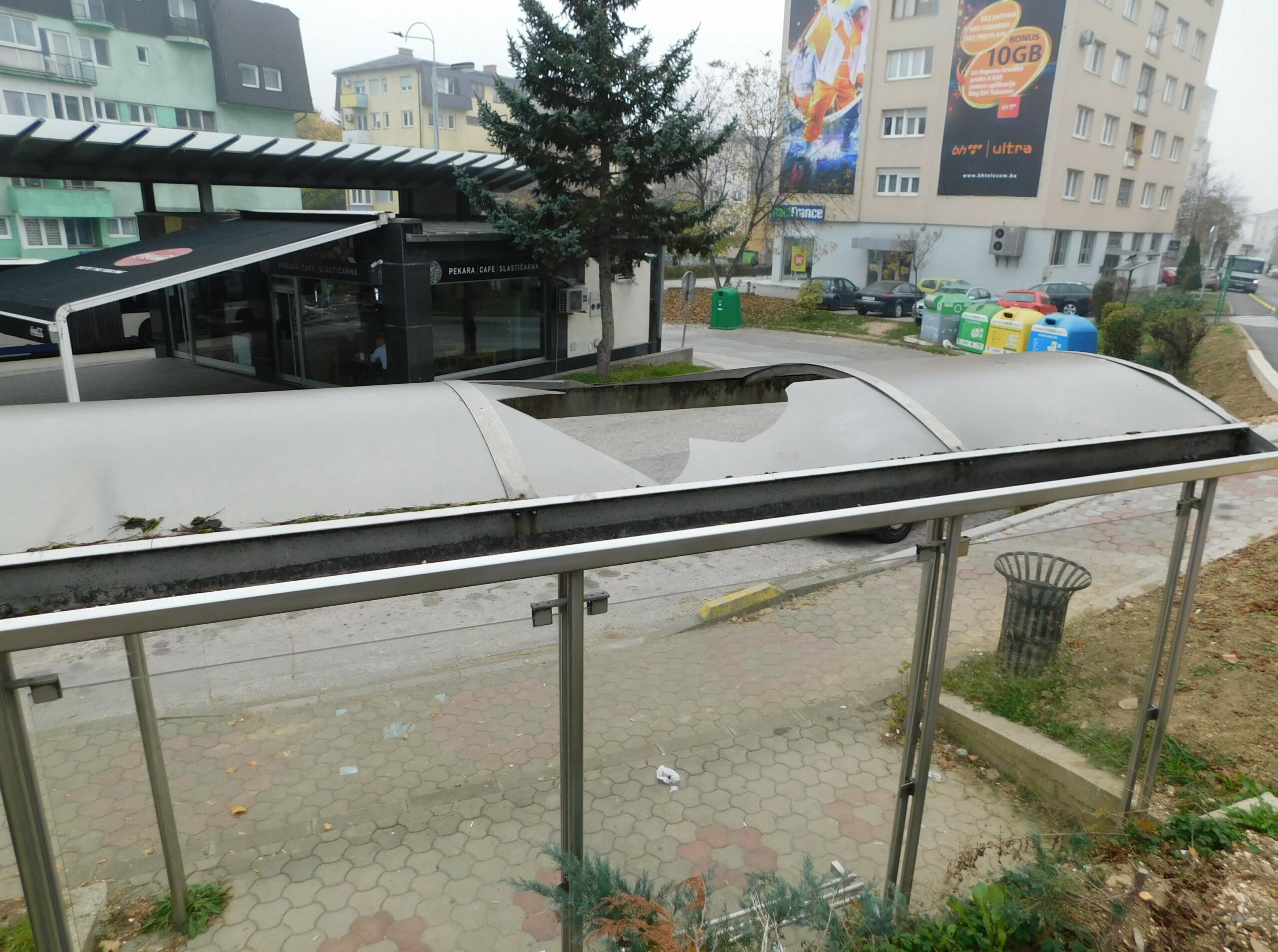 Okom kamere OŠTEĆEN KROV AUTOBUSKOG STAJALIŠTA