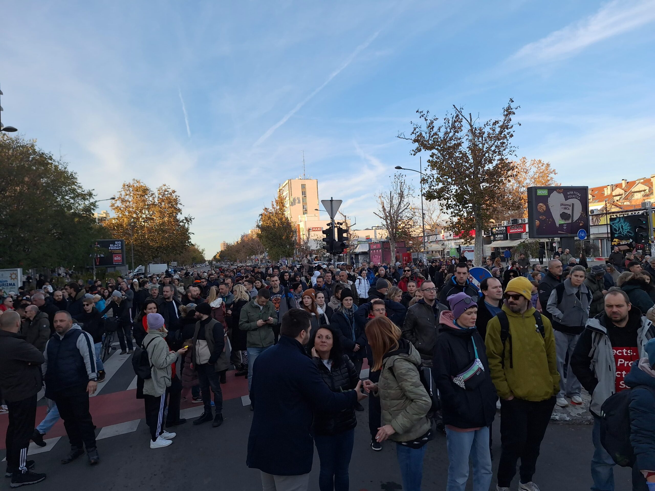 Protesti u Novom Sadu: Učesnici crvenom bojom ostavljali otiske šaka ...