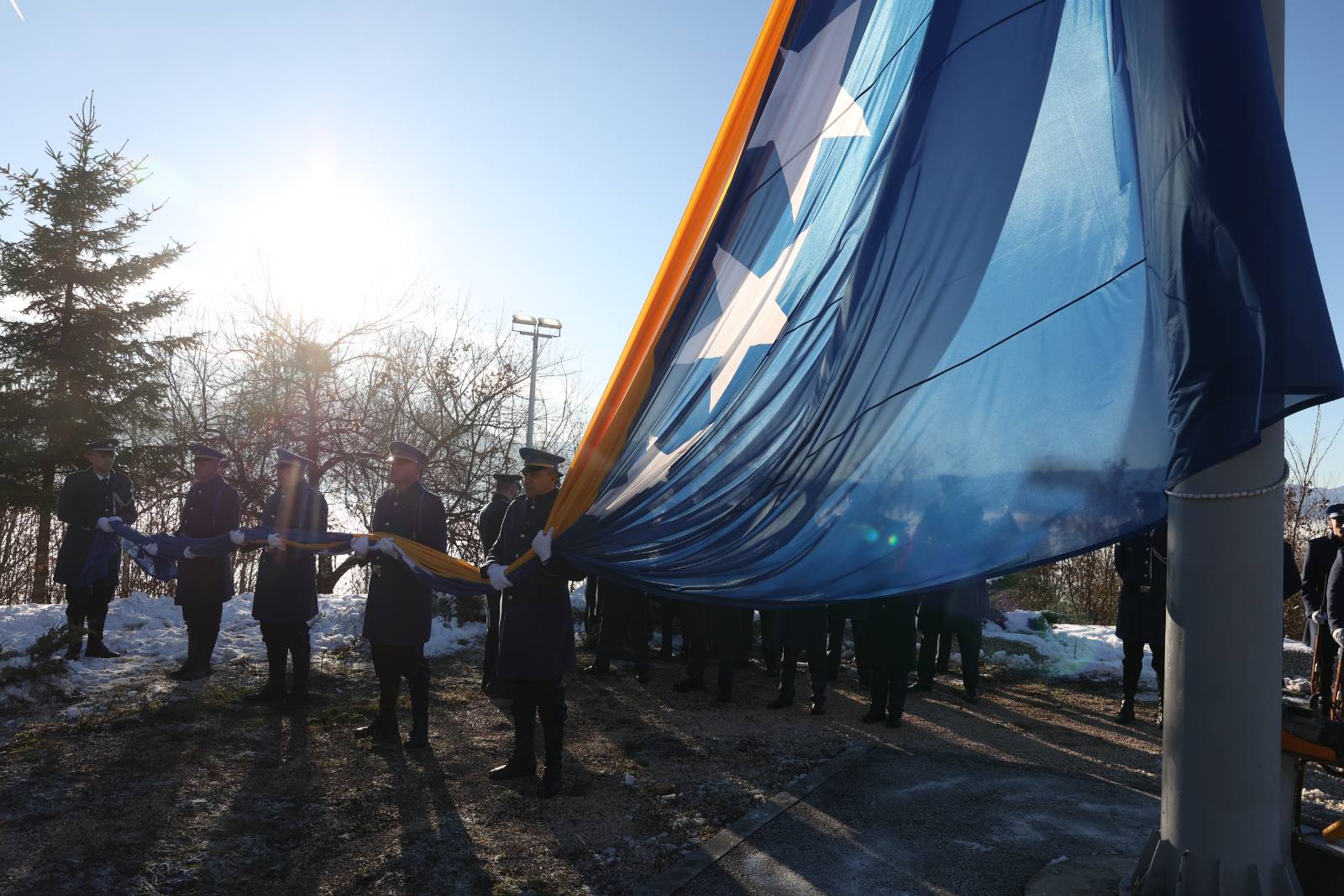 Zastava BiH se zavijorila jutros na Humu kao znak početka obilježavanja ...