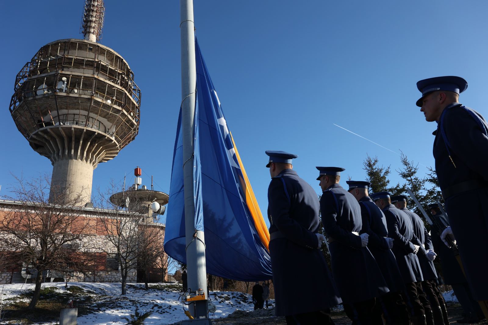 Zastava BiH se zavijorila jutros na Humu kao znak početka obilježavanja ...