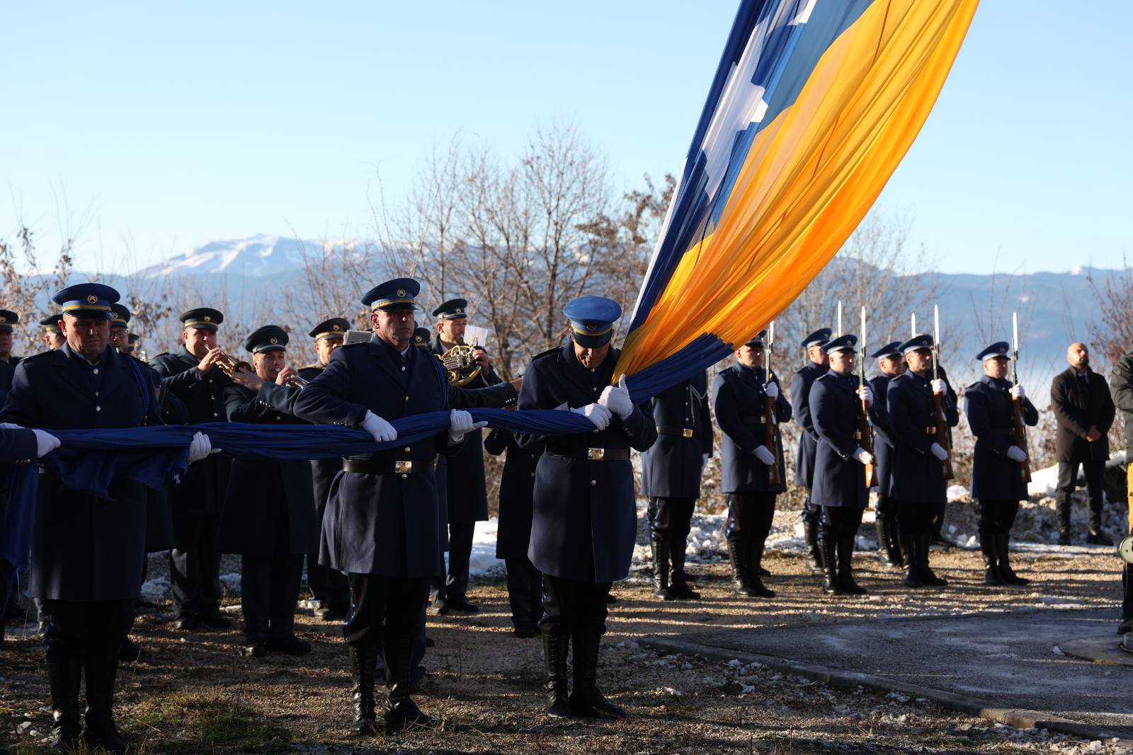 Zastava BiH se zavijorila jutros na Humu kao znak početka obilježavanja ...