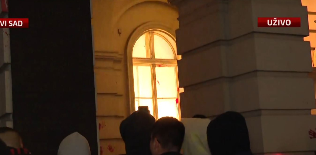 Izbio požar u prizemlju Gradske kuće u Novom Sadu