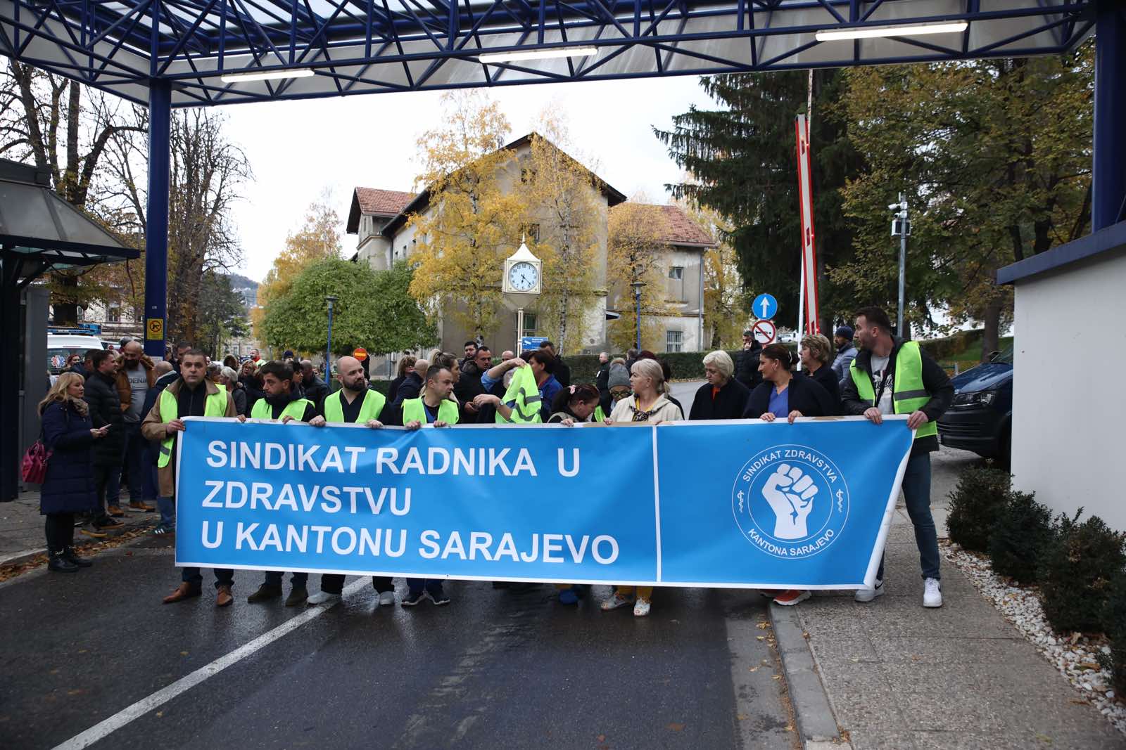 Protesti ispred KCUS-a: Ne nazire se kraj privremene uprave