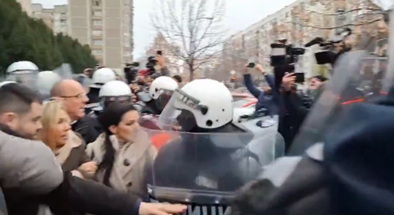Vučićeva policija nasrnula na prosvjednike u Novom Sadu: ‘Budite ljudi i stanite uz ljude‘