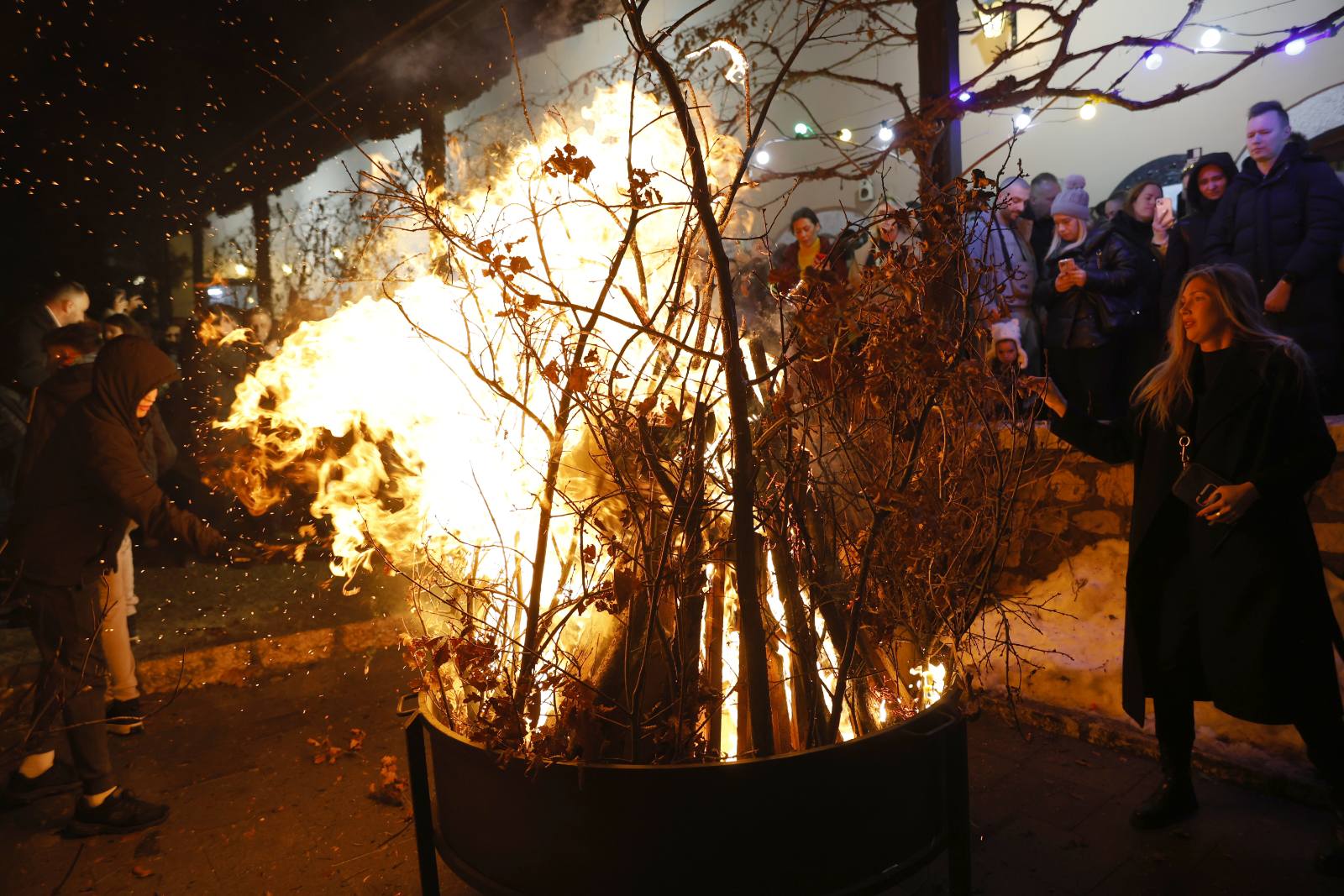 Na Badnje veče u Sarajevu vjernici zapalili badnjak (FOTO)