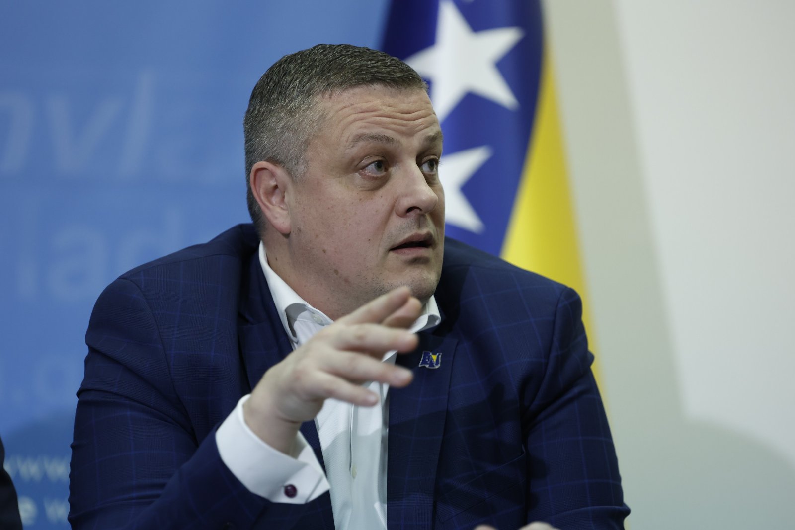 Vojin Mijatović došao u emisiju u maskirnoj uniformi