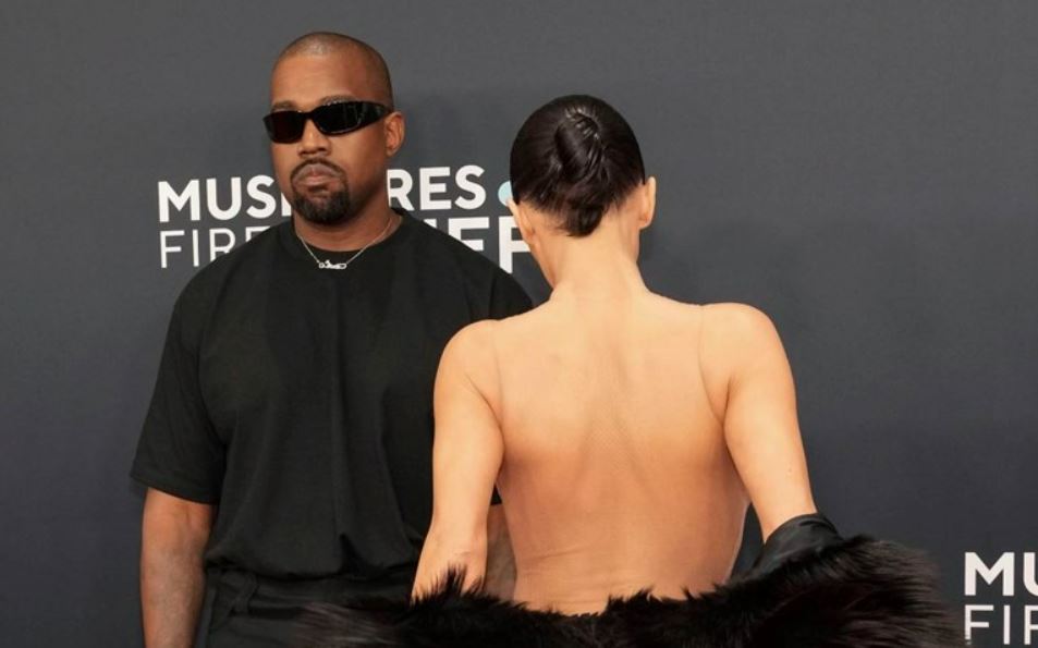Skandal na Grammyjima: Bianca Censori došla gola, izbačena sa Kanyeom