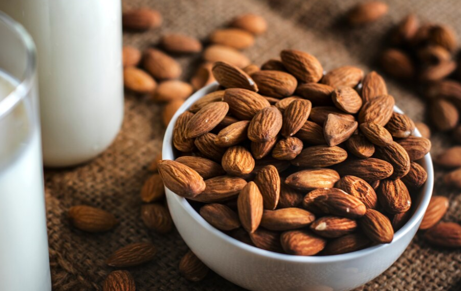 Potopite 4 badema preko noći: Pojedite ih ujutro na prazan stomak ...