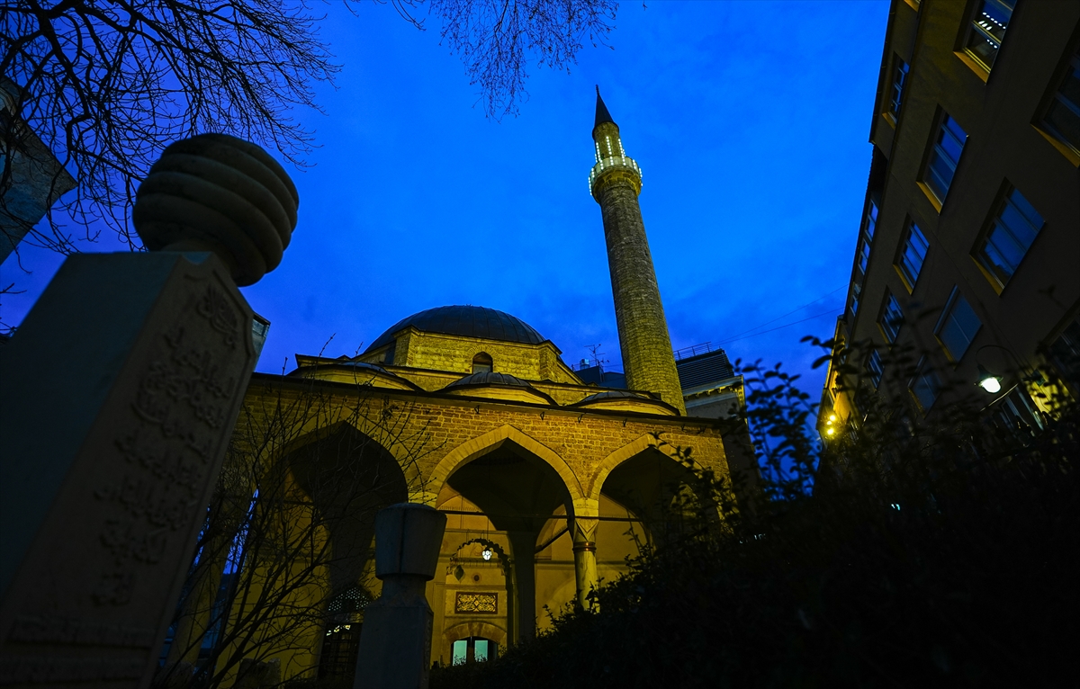 (FOTO) Muslimani u Sarajevu obilježavaju odabranu noć Lejletul-berat ...