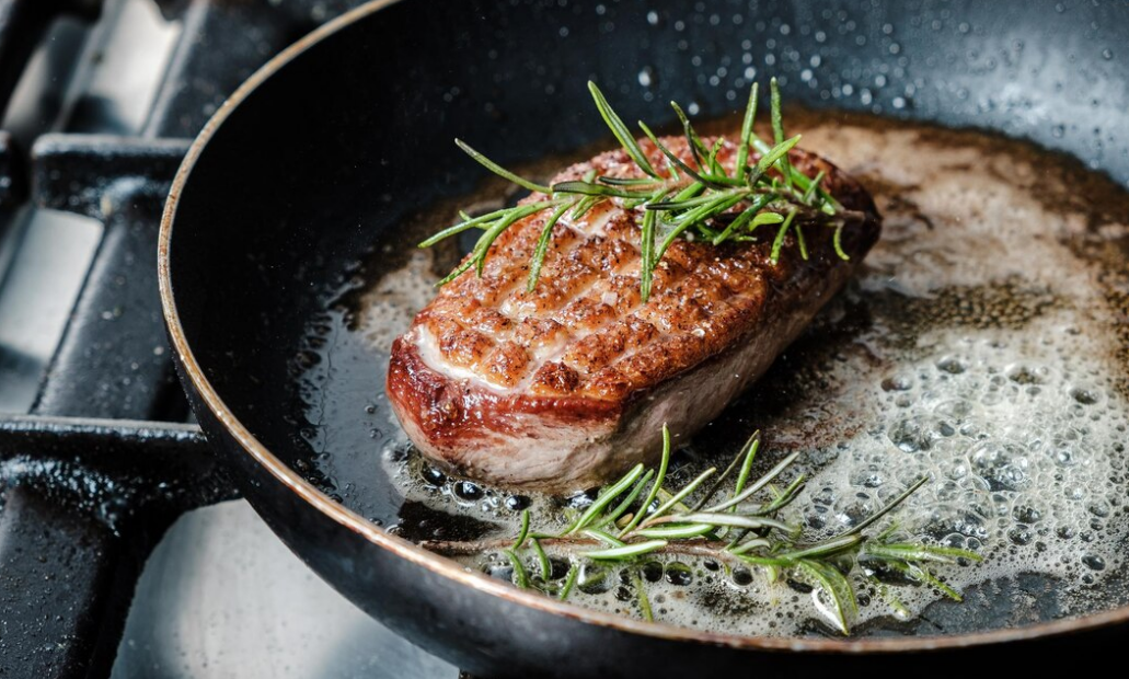 Neočekivan trik za prženje – ulje od sada ne prska, a šporet ostaje ...