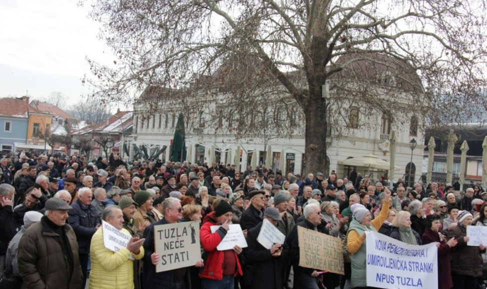 Penzioneri u Tuzli održali mirno okupljanje: Traže povećanje penzija i ...