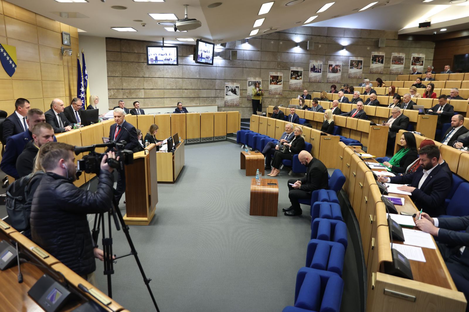 Jednoglasno usvojen zakon o zaštiti od nasilja u porodici i nasilja nad ...