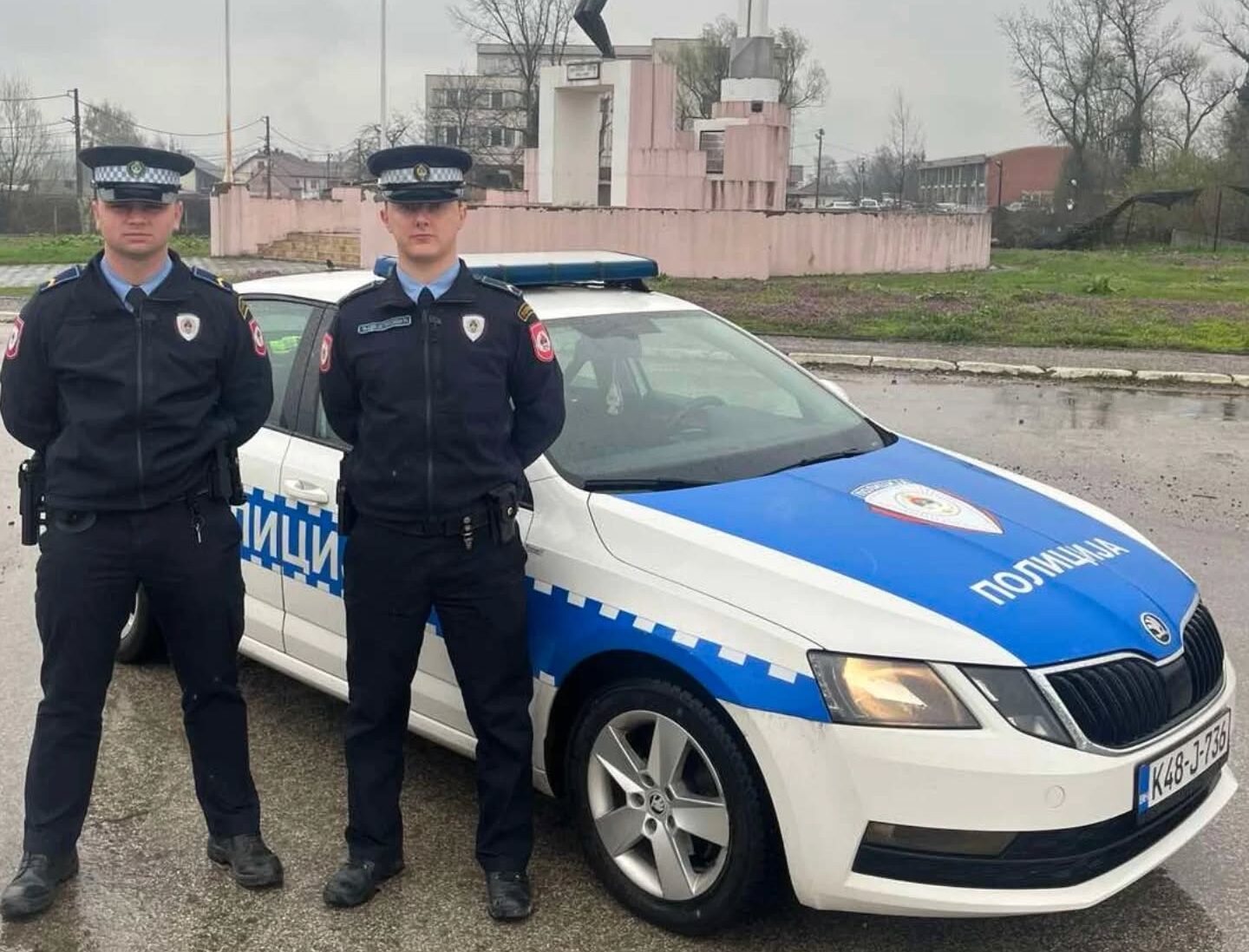 Ovo su policajci iz Doboja koji su spasili život muškarcu koji je htio ...