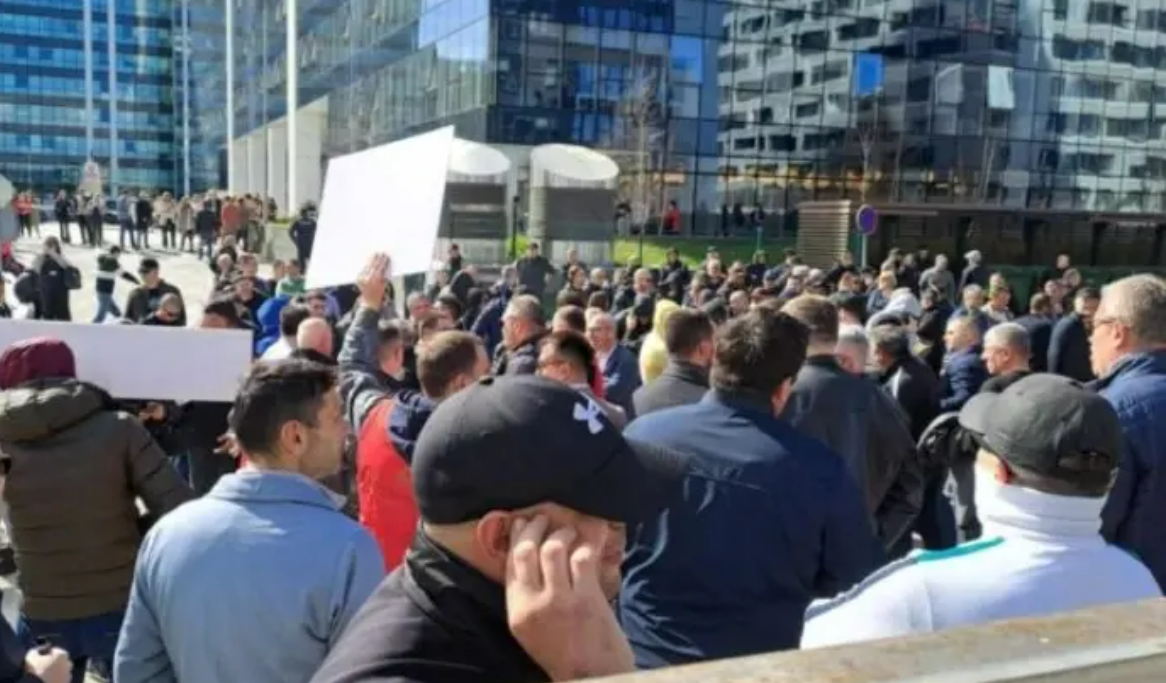 Policija razdvaja dvije suprotstavljene grupe ispred zgrade N1 u Beogradu