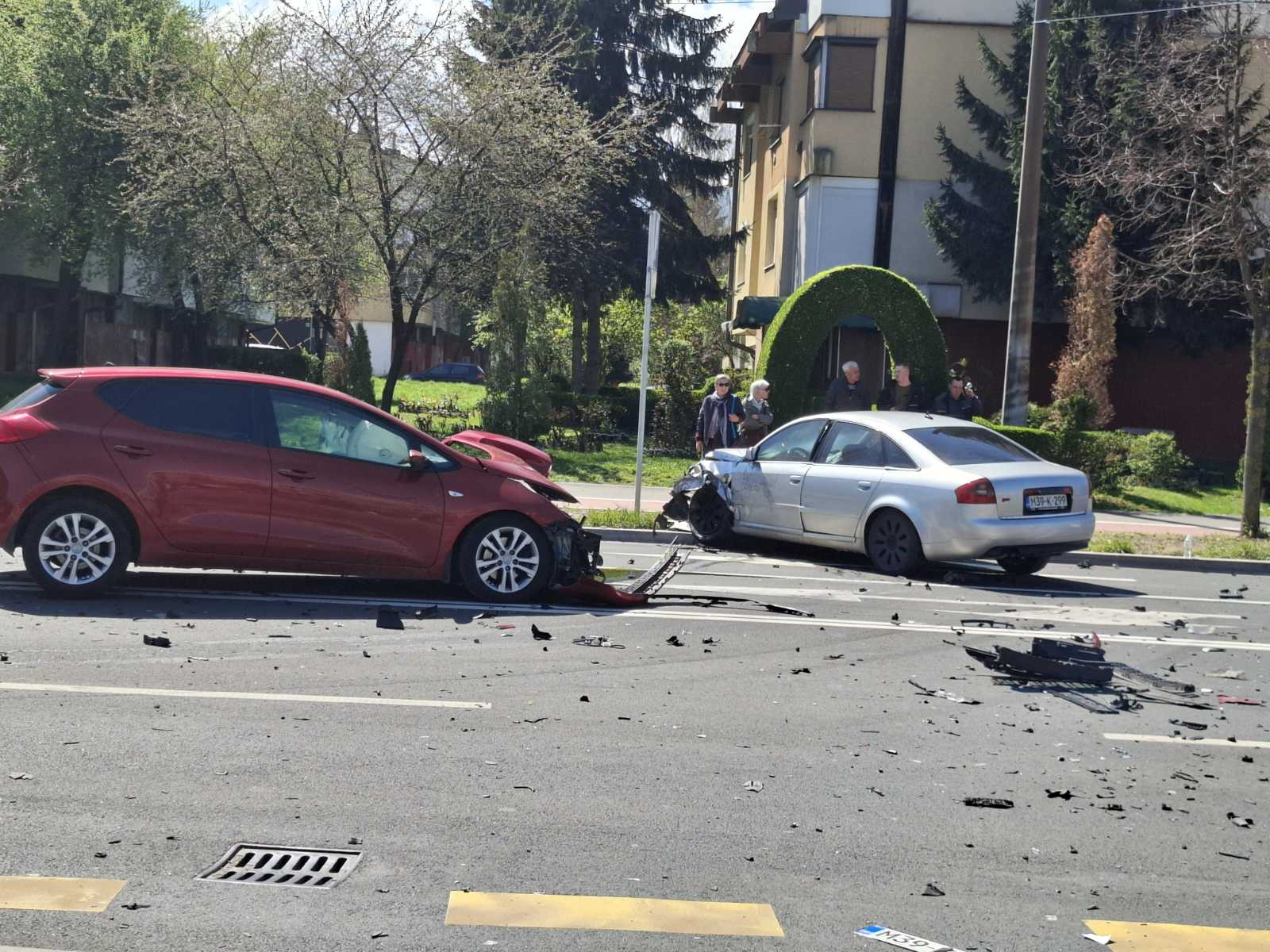 Težak udes na Dobrinji, obustavljen kompletan saobraćaj (FOTO+VIDEO)