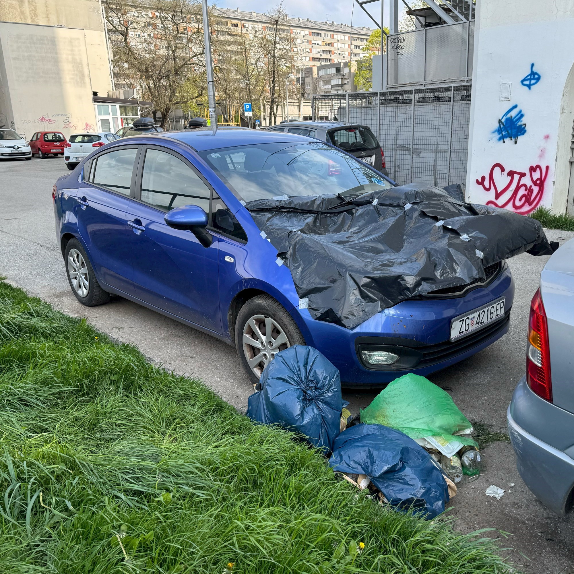 Iz poznatog nebodera neko je bacio smeće i razbio automobil