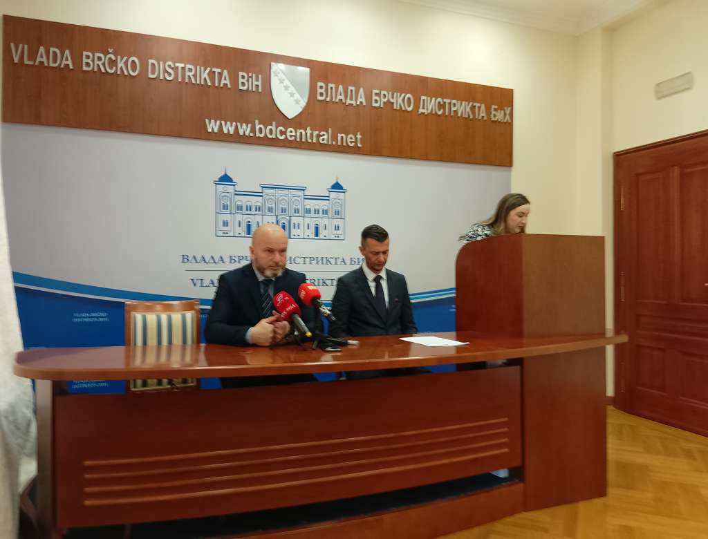 Vlada Brčko distrikta: Jednokratna pomoć od 300 KM za maturante