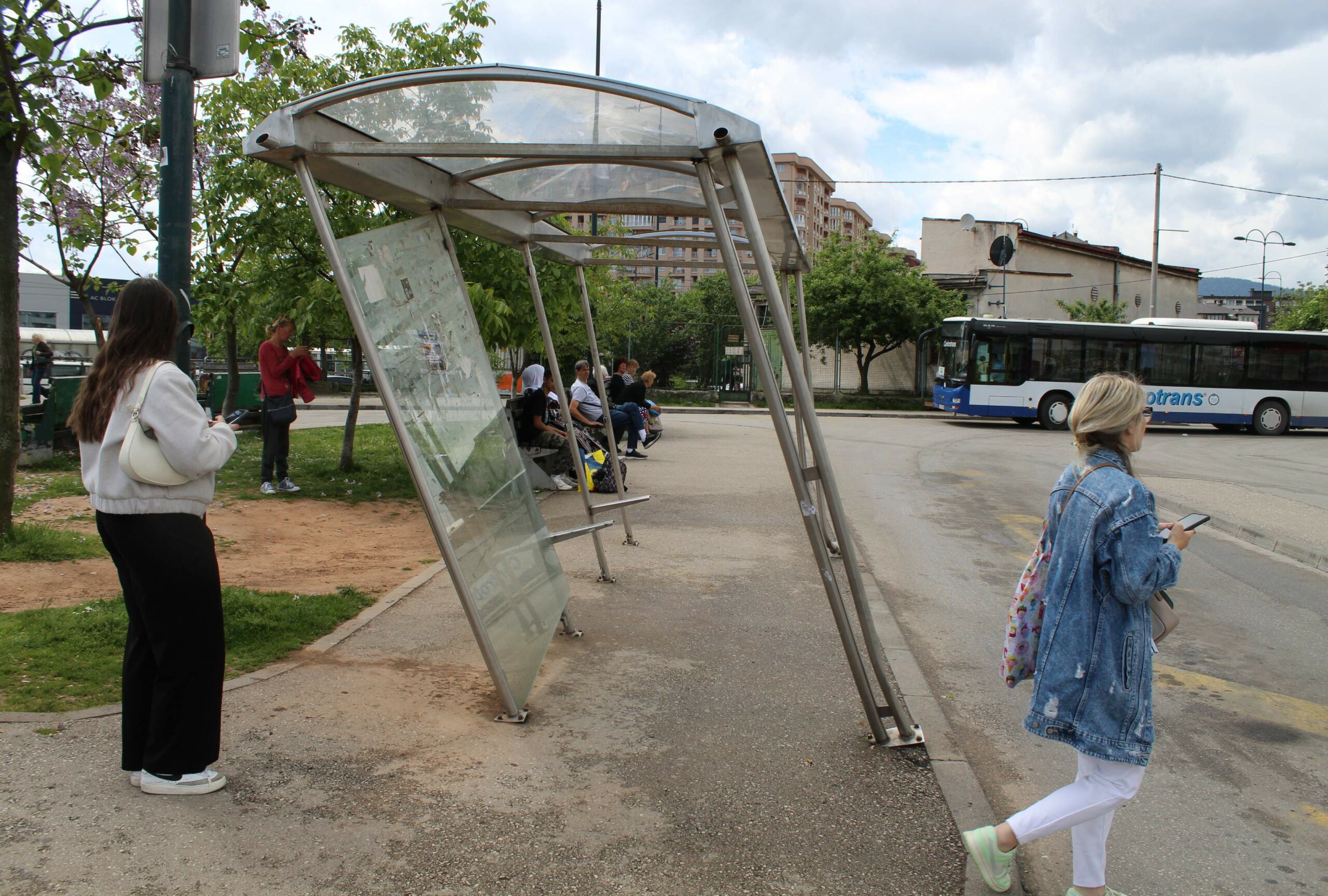 Na polaznom autobuskom stajalištu Stup: Nadstrešnica prijeti - BosnaInfo