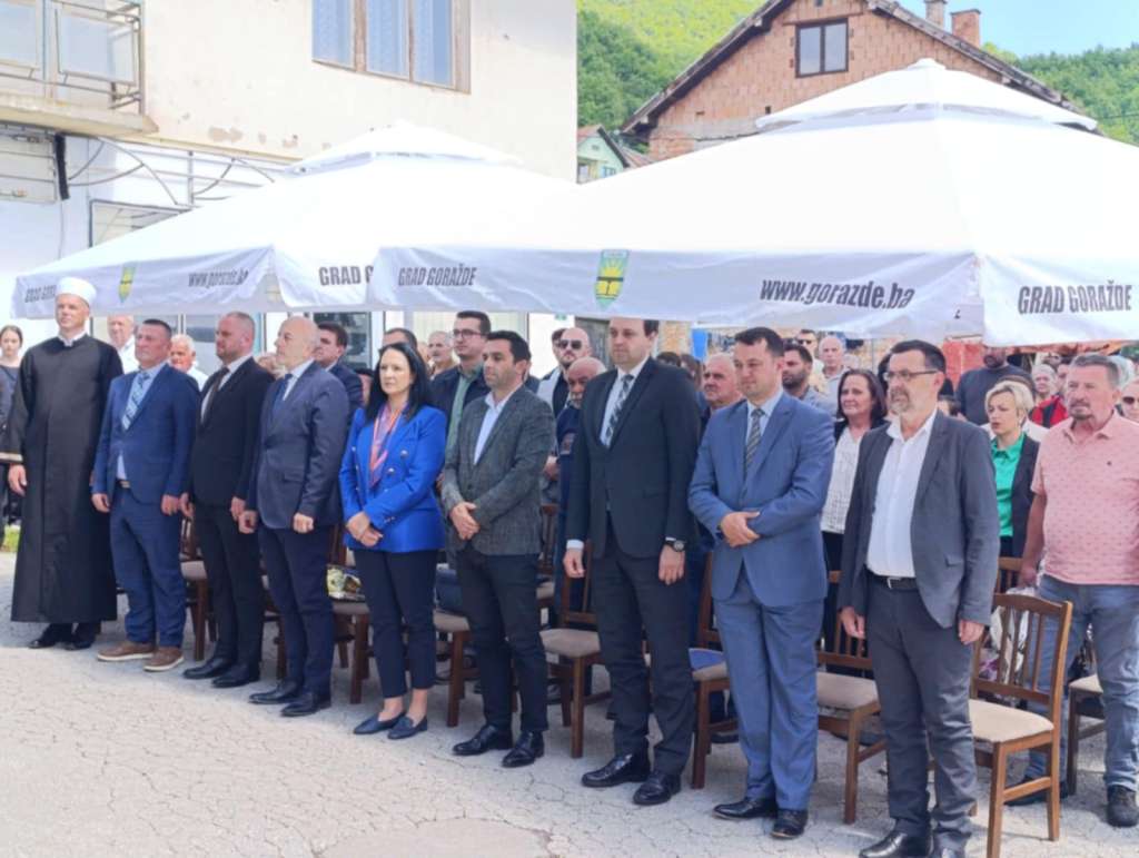 Sjećanje na zločin u Lozju: "Dok su pripadnici Vojske RS-a ubijali 40 ...