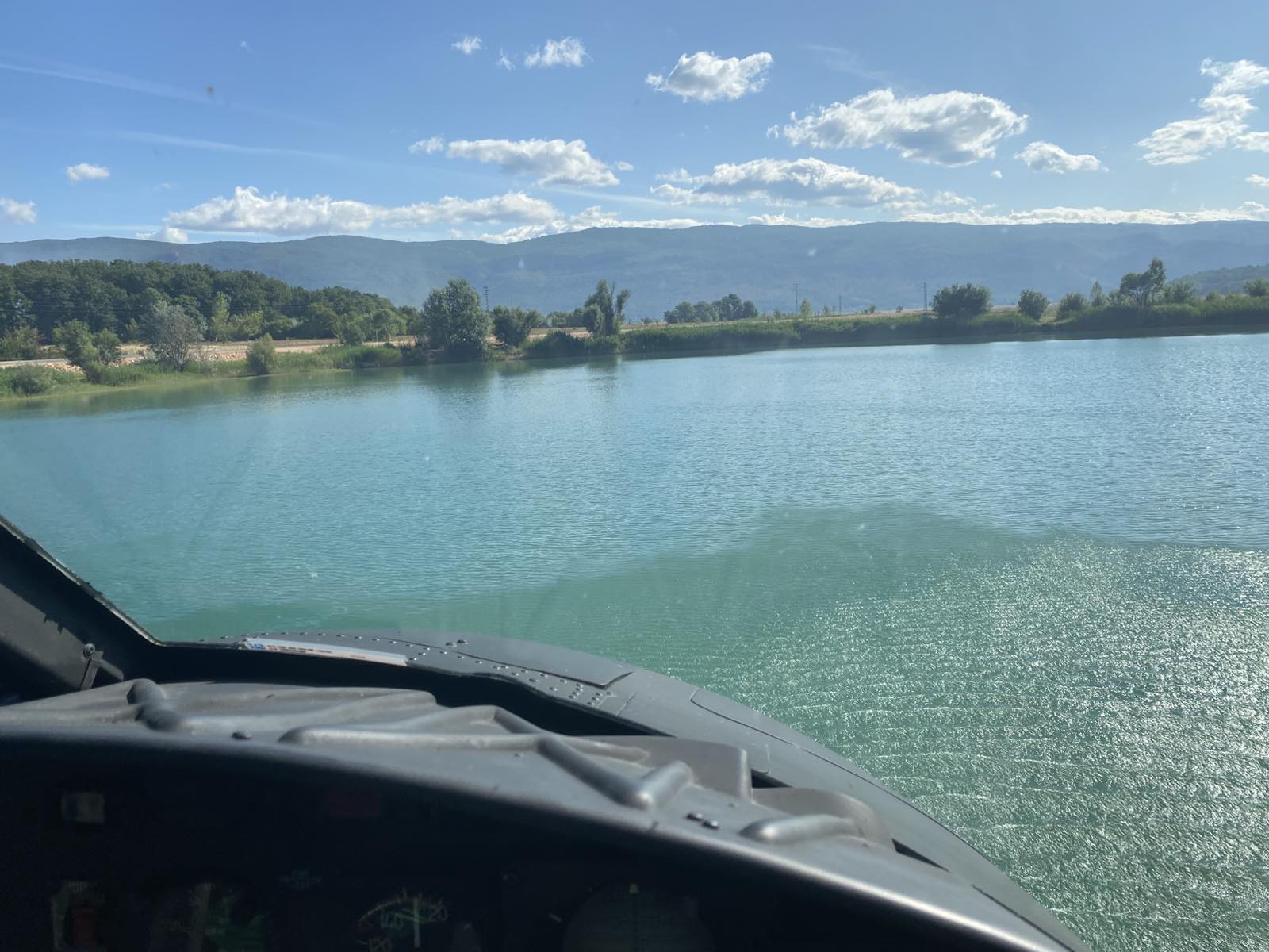 Helikopter OS BiH gasi požar u Grudama u teškim uslovima
