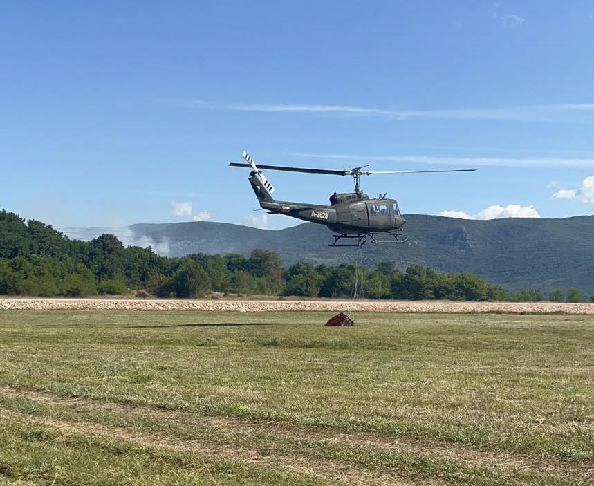 Helikopter OS BiH gasi požar u Grudama u teškim uslovima