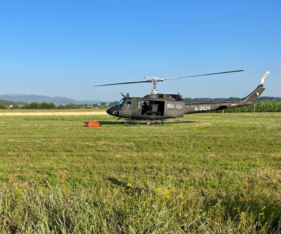 Helikopter OS BiH gasi požar u Grudama u teškim uslovima