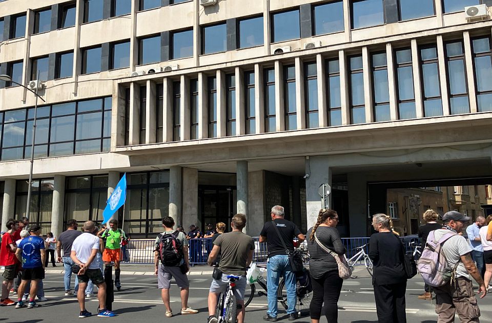 Novi Sad: Studenti i građani se okupljaju ispred Skupštine grada ...