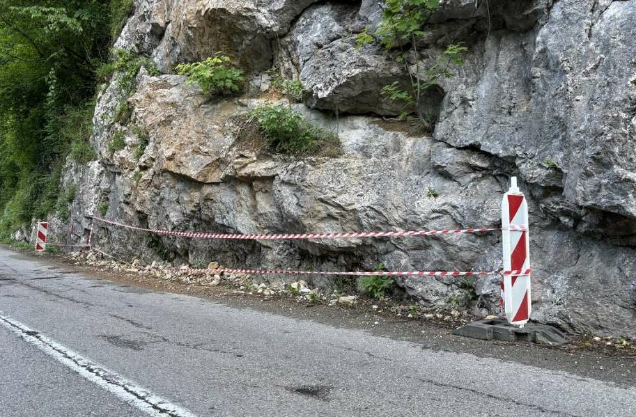 Mokar i mjestimično klizav kolovoz, mogući odroni zemlje i kamenja ...