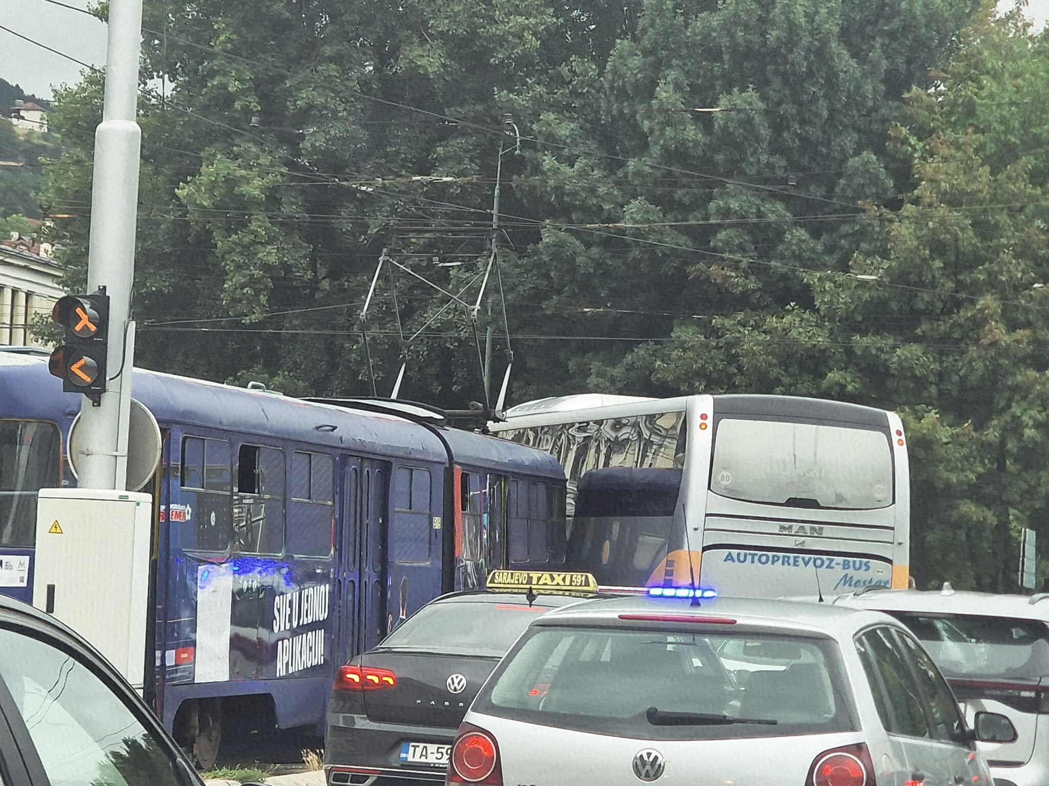 U centru Sarajeva: Sudar tramvaja i autobusa