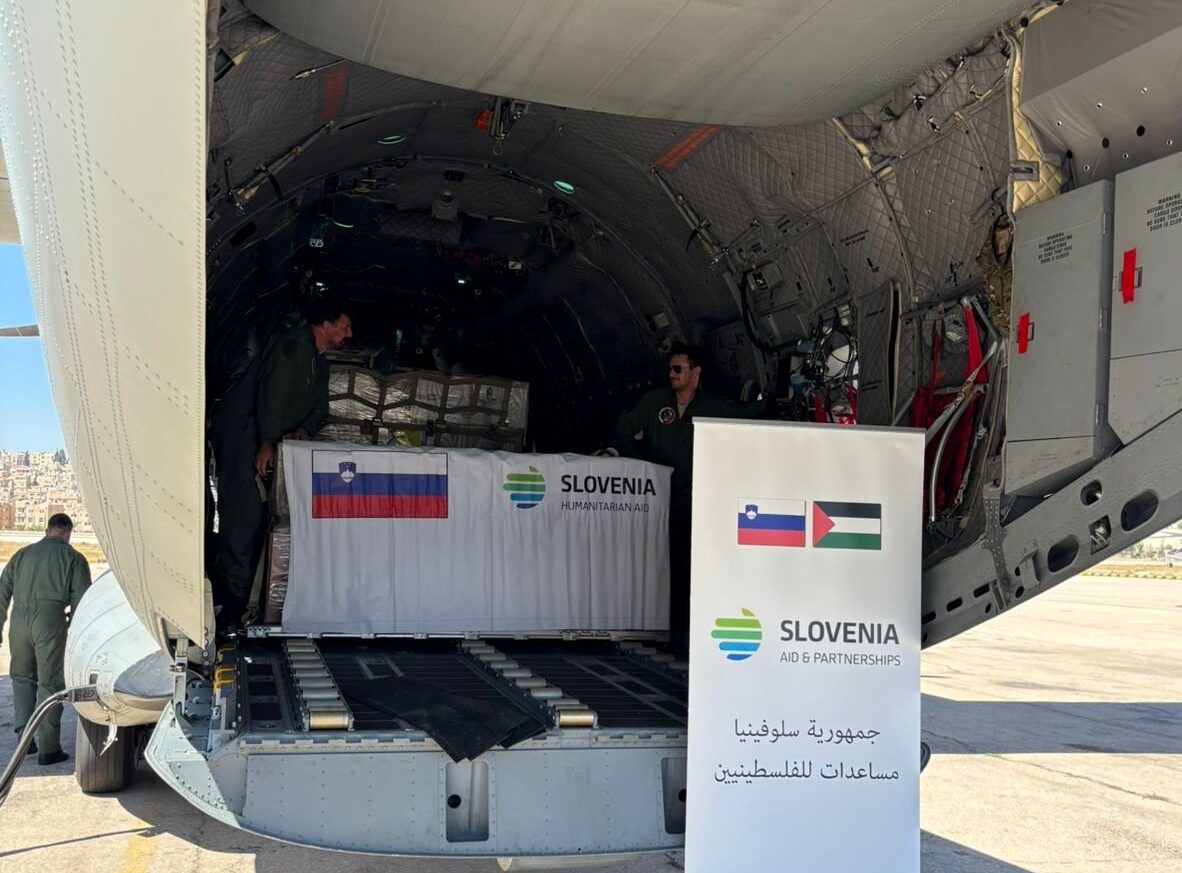 Četvrta zračna pošiljka humanitarne pomoći Slovenije za Gazu stigla u Amman