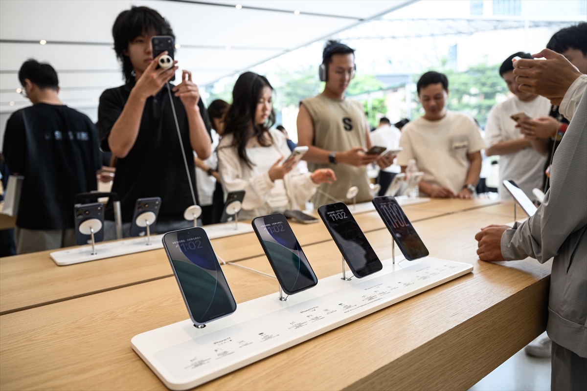 Dugi redovi ispred trgovina u Kini: Pomama za novim iPhoneom (FOTO)