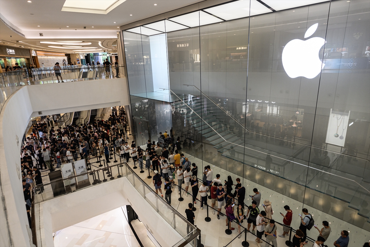 Dugi redovi ispred trgovina u Kini: Pomama za novim iPhoneom (FOTO)