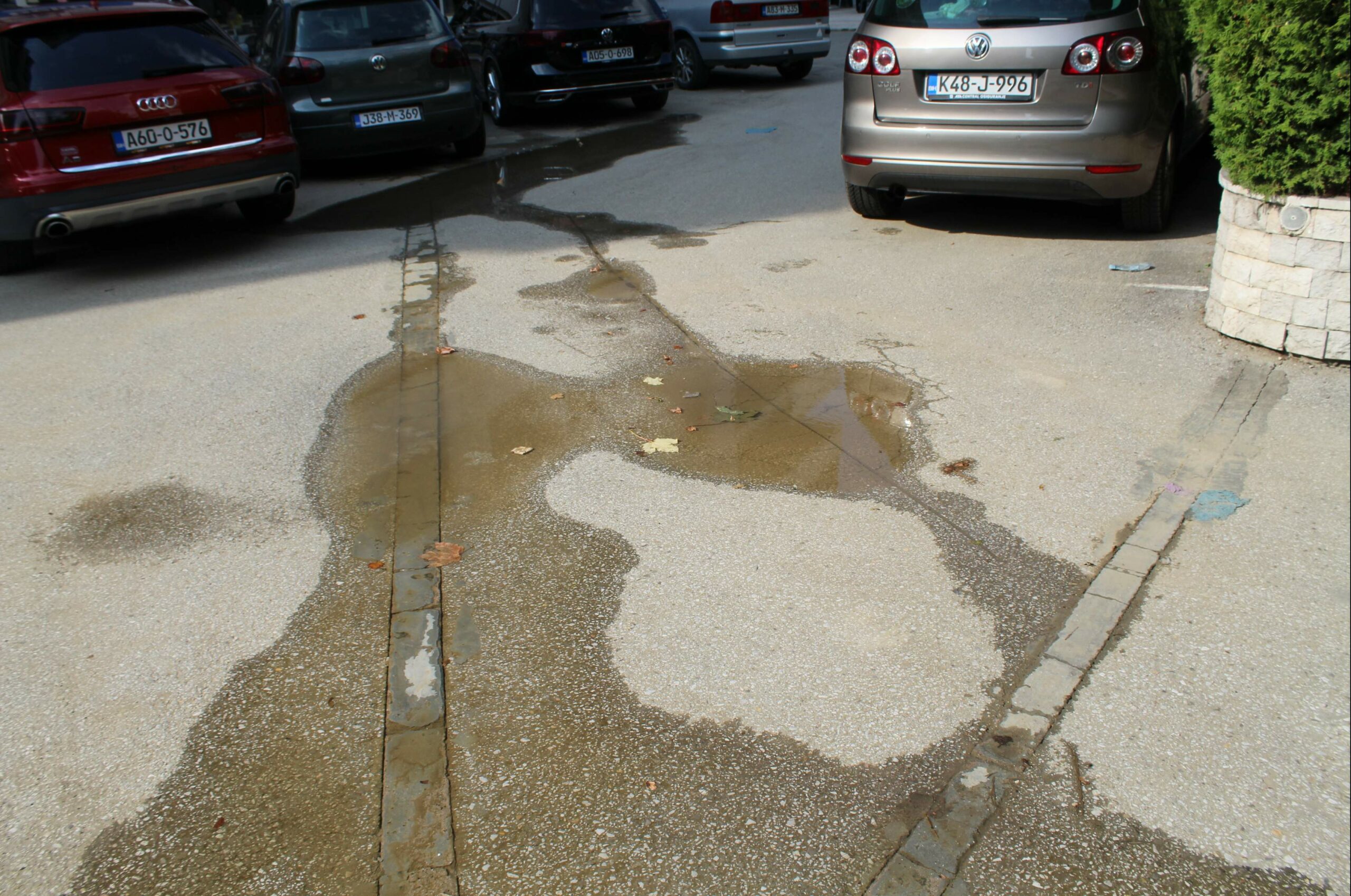 Kvar na cjevovodu gradskog vodovoda niko ne otklanja (FOTO)