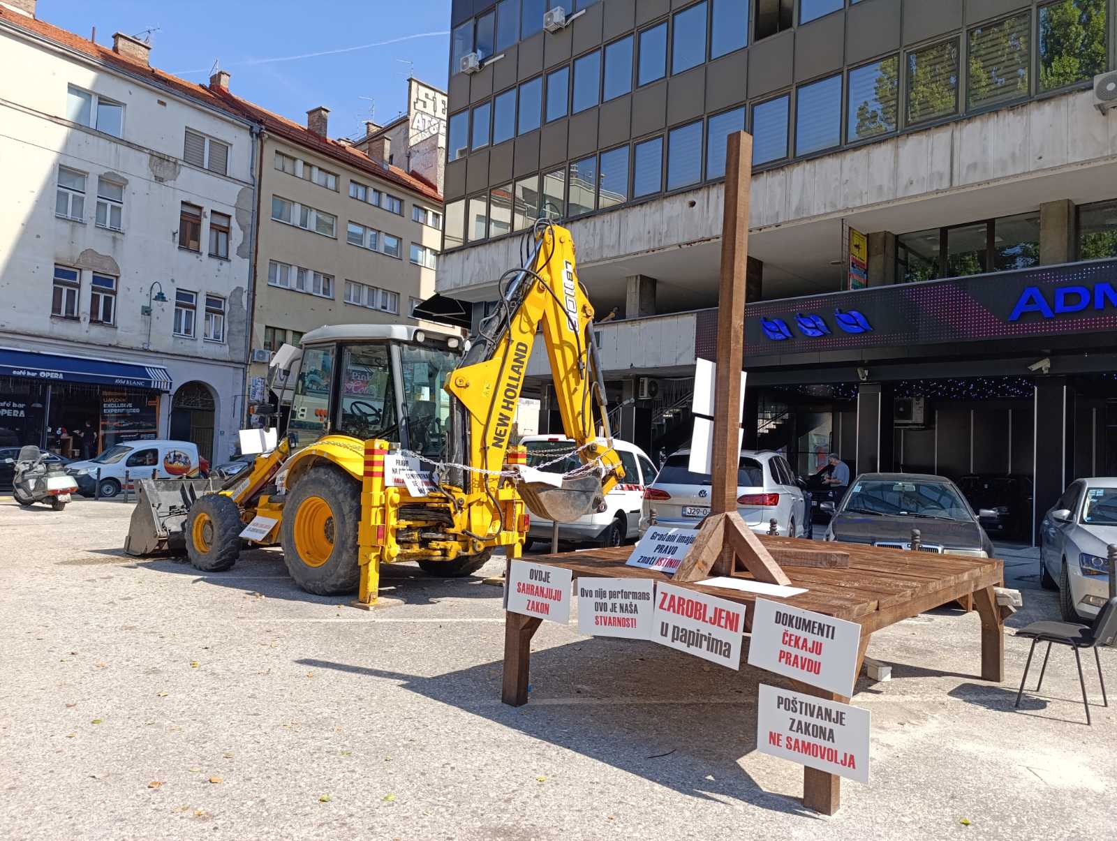 Okom kamere Bosnainfo: Trakavica oko parkinga pored Narodnog pozorišta ...