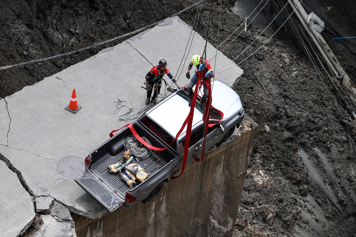 U centru tajlandske metropole otvorila se rupa duboka 50 metara - progutala policijski kamion ...