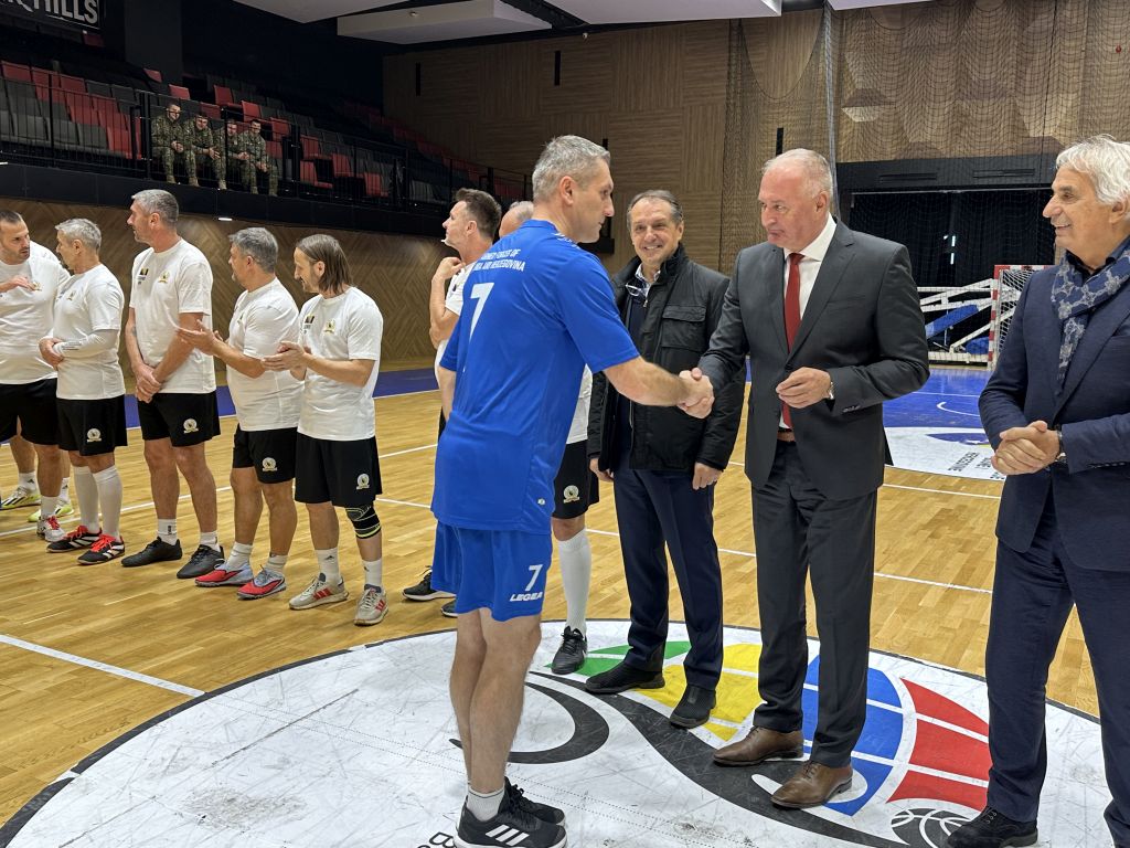 U čast Dana OS BiH: Nogometne legende BiH odigrale revijalnu utakmicu ...
