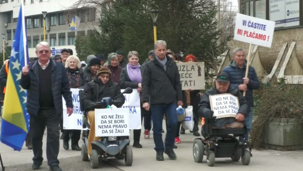 Penzioneri i socijalno ugroženi u Tuzli na ulicama: „Kad platim račune ...