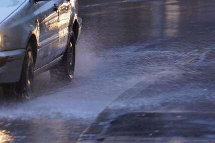 Otežan saobraćaj na većini putnih pravaca zbog obilnih padavina - BosnaInfo